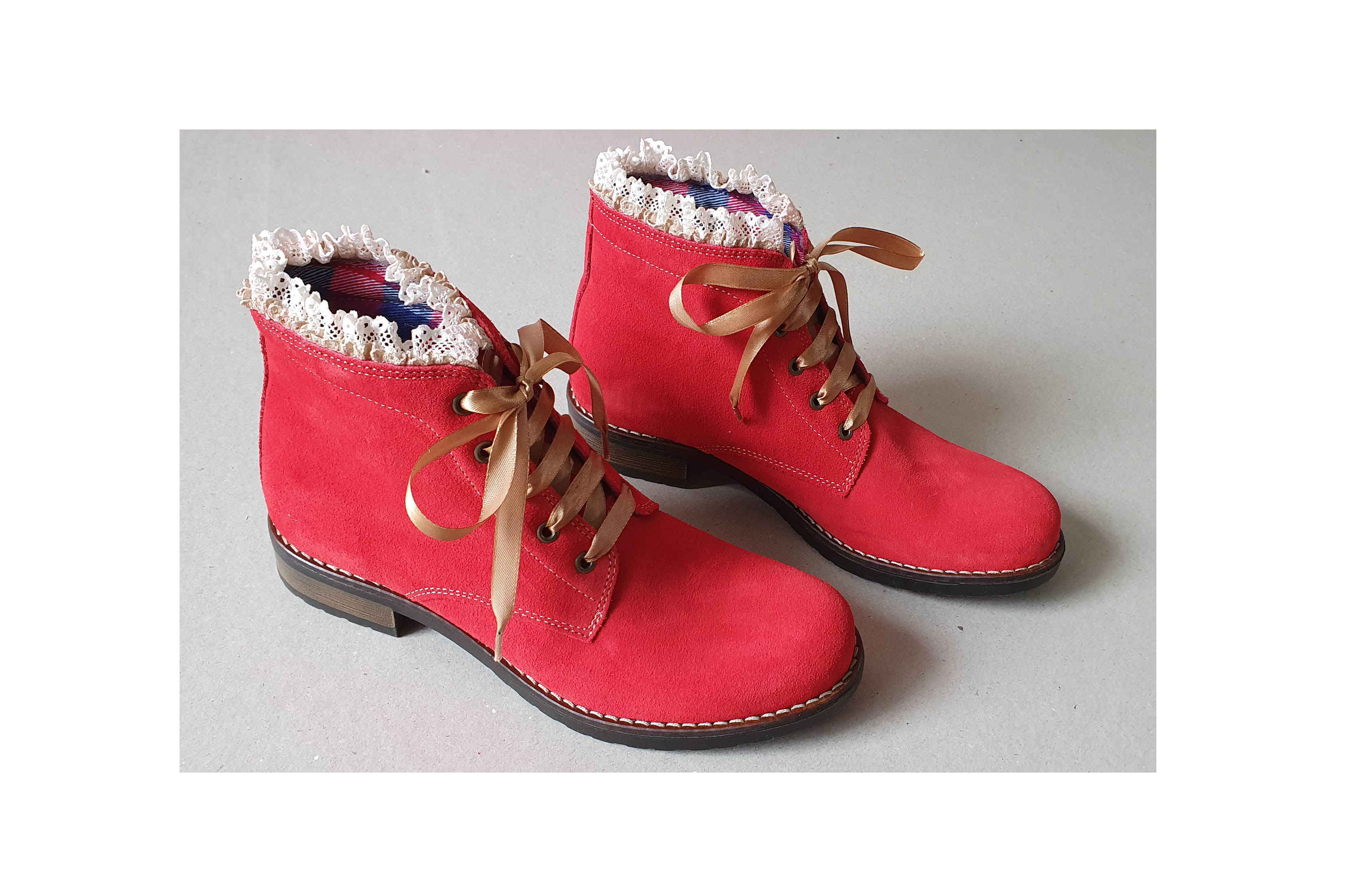 Bottines à talonnette en cuir rouge et dentelle - chaussure en cuir velours